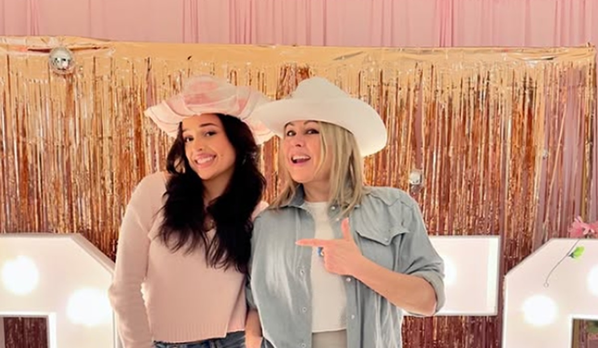 Mitsou pose avec des pantalons transparents à 54 ans et ça fait réagir ...