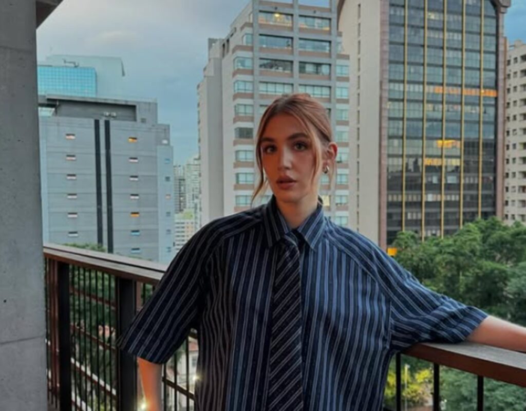 La comédienne Sophie Nélisse foule un premier tapis rouge avec son ...