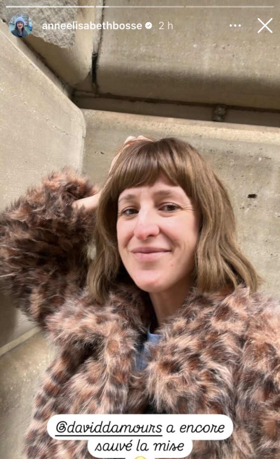 Anne-Élisabeth Bossé passe chez le coiffeur et montre le changement ...