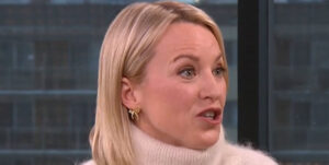 Emily Begin sort et fait une précision sur son nouveau rôle dans ...