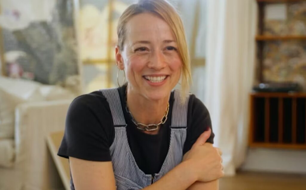 Karine Vanasse montre son look osé en direct pour son émission ...