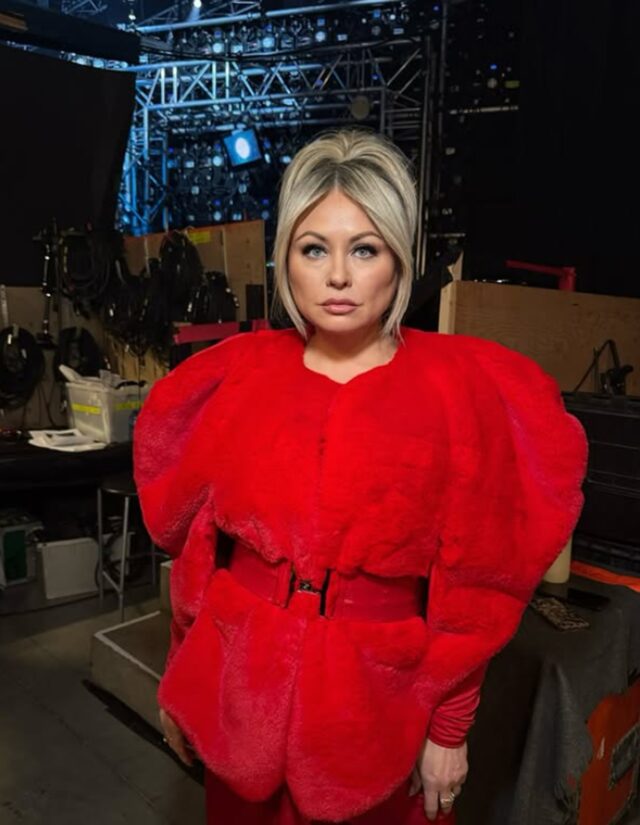 Mitsou montre son look tout en rouge et elle fait énormément réagir ...