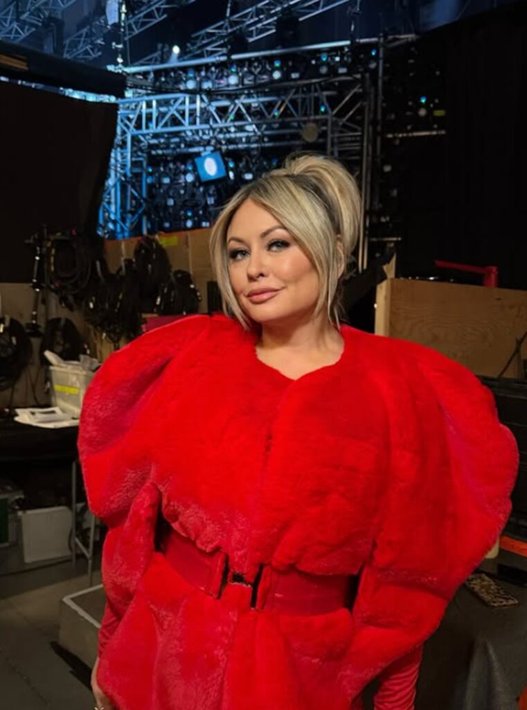 Mitsou montre son look tout en rouge et elle fait énormément réagir ...