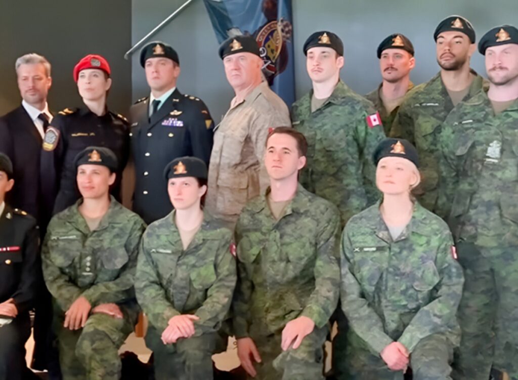 Un acteur qui joue dans Les Armes fait son coming out - Vedette Québec