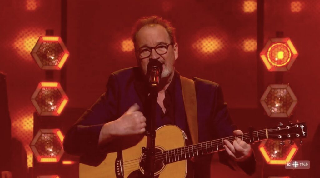 Le numéro de Paul Piché fait réagir à En direct de l’univers - Vedette ...