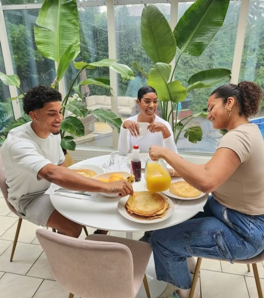 Varda Étienne partage une rare photo avec sa fille à sa graduation et ...