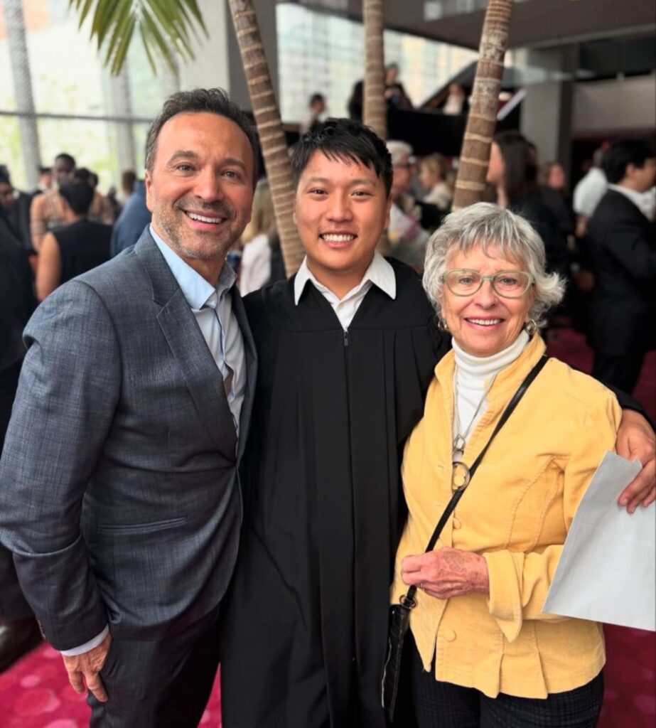 Joël Legendre pose à la graduation de son fils et il a tellement grandi ...