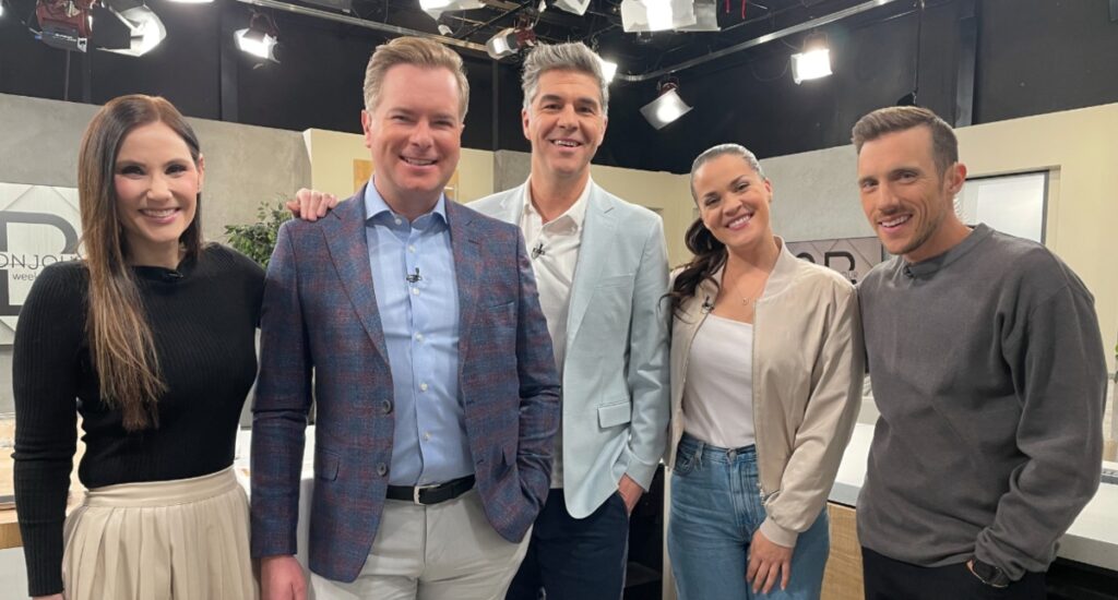 Mathieu Roy de Salut Bonjour montre le cadeau que Sœur Angèle lui a offert - Vedette Québec