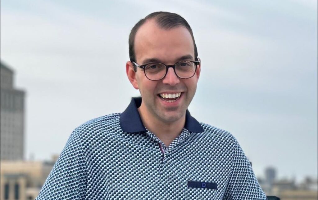 Ce journaliste de TVA souligne une étape importante dans sa vie ...