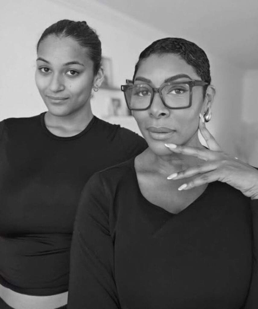 Varda Étienne partage une rare photo avec sa fille à sa graduation et ...