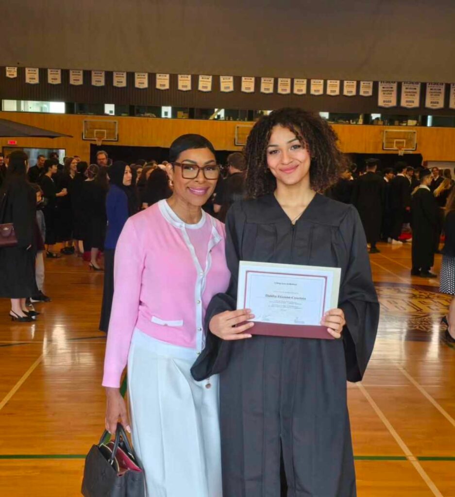 Varda Étienne partage une rare photo avec sa fille à sa graduation et ...