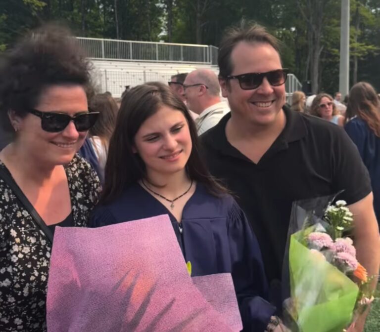 Mia de Star Académie publie toutes les images de sa graduation ...