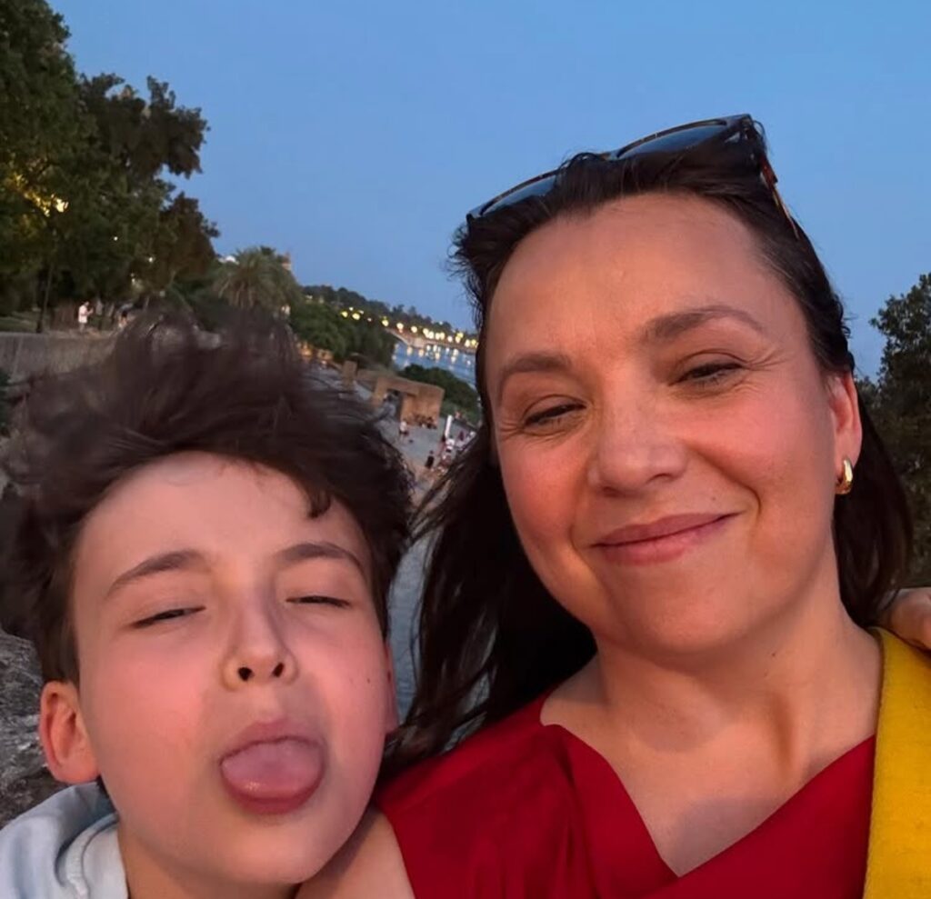 Guy A. Lepage part en voyage de famille et publie une photo avec ses 2 ...