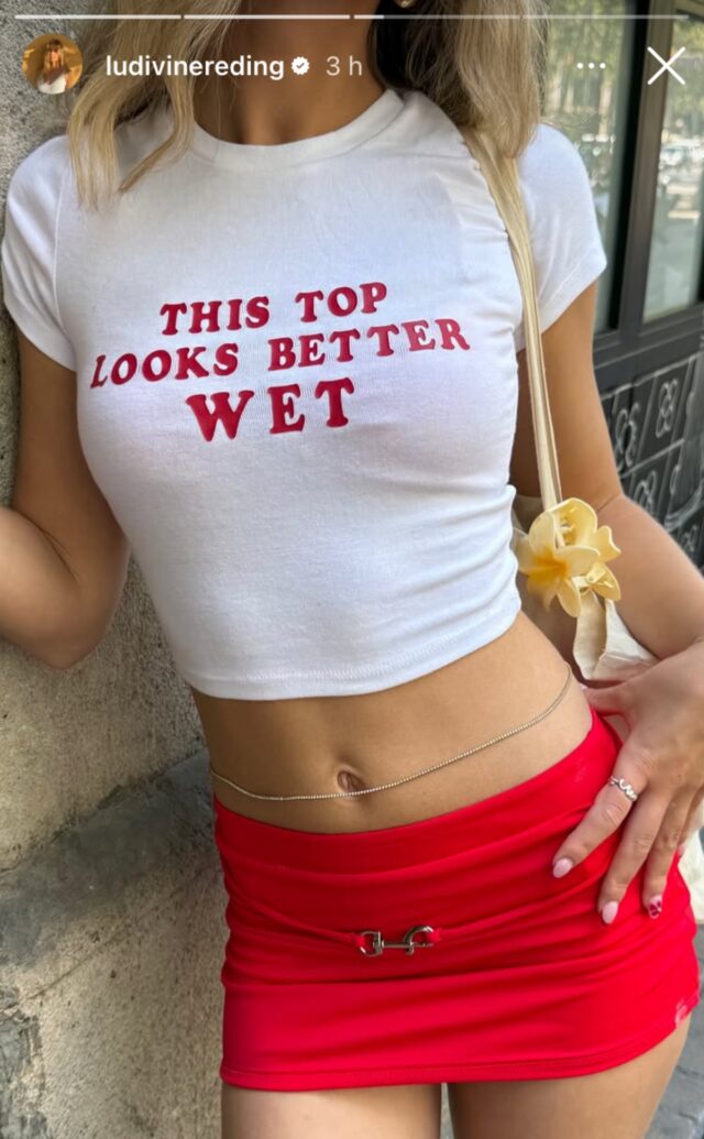 En voyage, Ludivine Reding de STAT fait réagir avec son top blanc et sa minijupe - Vedette Québec