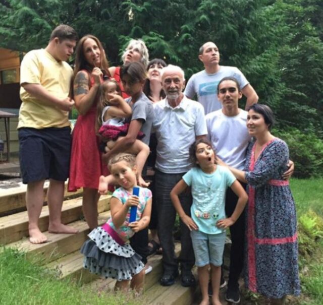 Découvrez toutes les meilleures photos d'Yvon Deschamps et ses petits ...