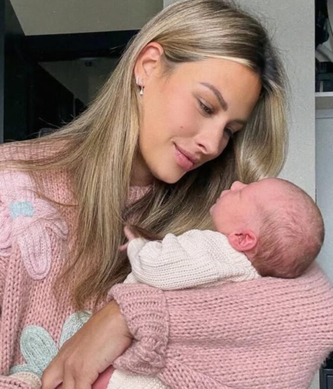 Après l'annonce de son accouchement, l'ex de Mathieu Baron publie une première photo de son ...