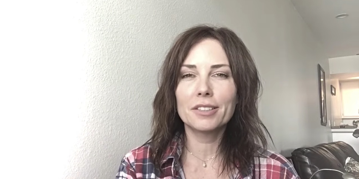 Maxim Roy prend la pose dans une robe ouverte et c'est quelque chose ...