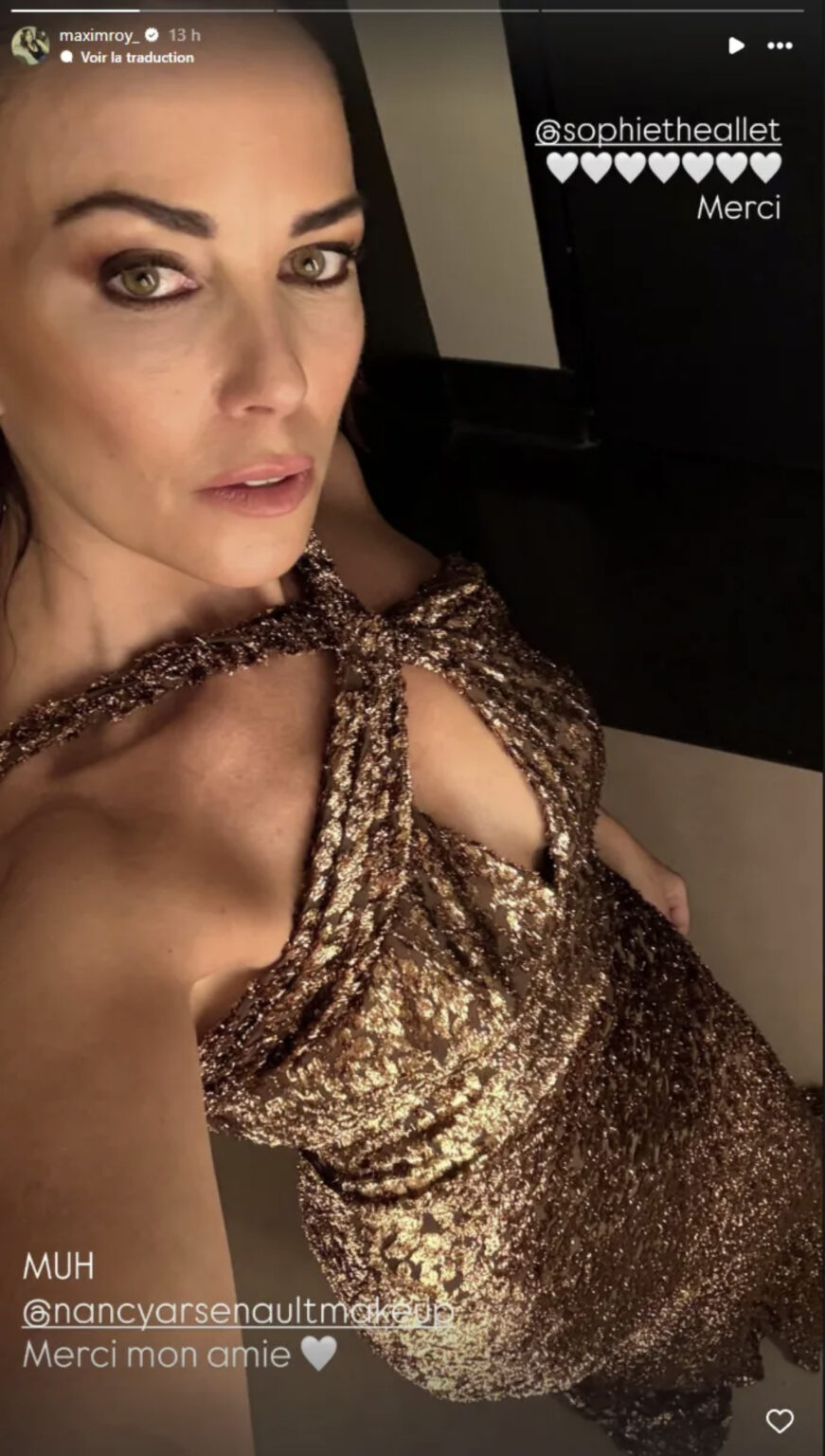 Maxim Roy prend la pose dans une robe ouverte et c'est quelque chose - Vedette Québec