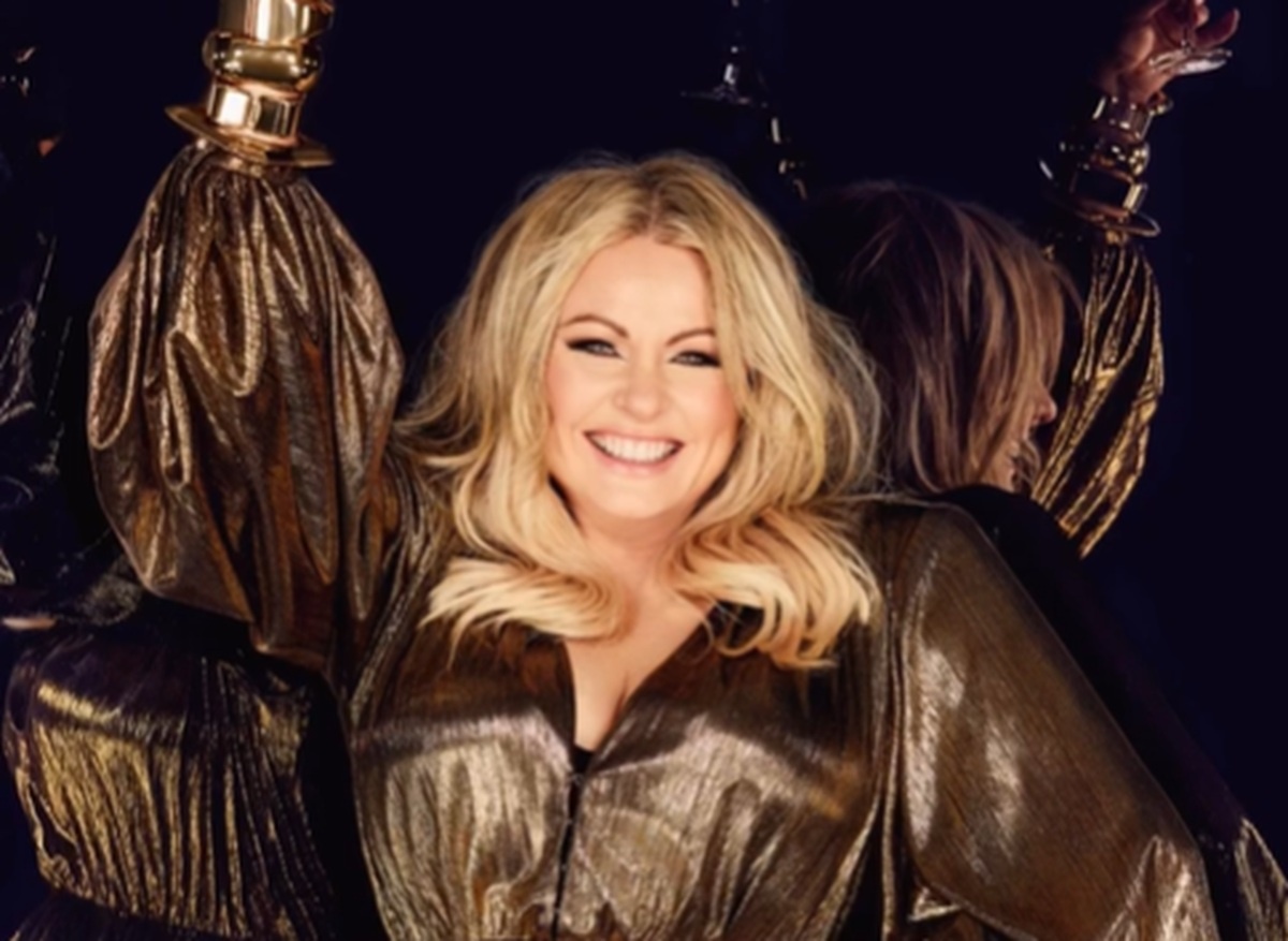 Âgée de 54 ans, Mitsou prend la pose pour la une d'un magazine connu et ...