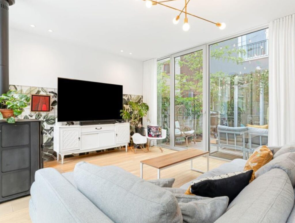 L'animatrice Valérie Roberts et son chum connu mettent en vente leur ...