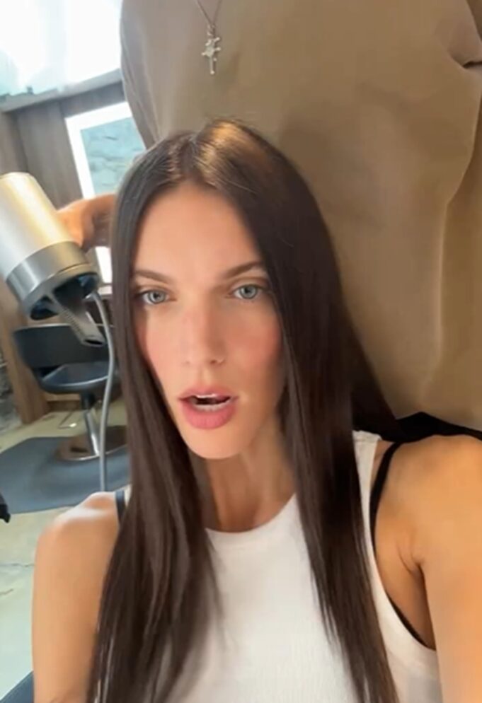 La chanteuse Charlotte Cardin passe chez le coiffeur et montre le ...