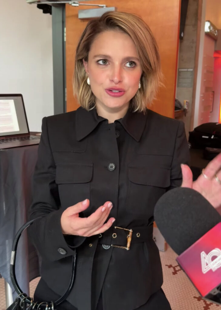 Sarah-Jeanne Labrosse monte sur scène pour accepter son prix Gémeaux ...