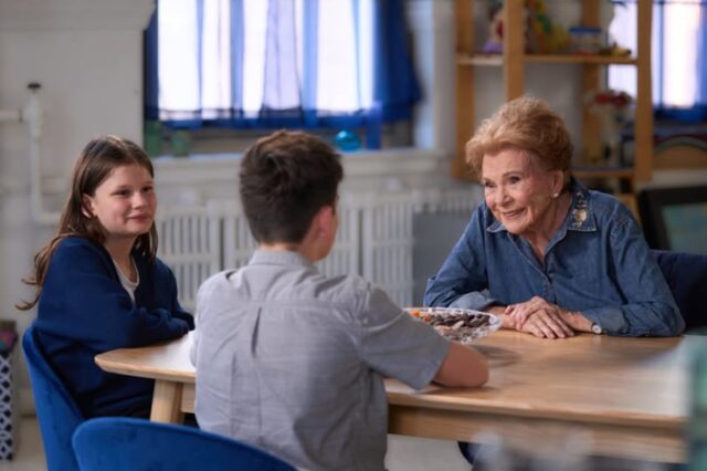 Âgée de 100 ans, Janette Bertrand sera de retour à la télé - Vedette Québec