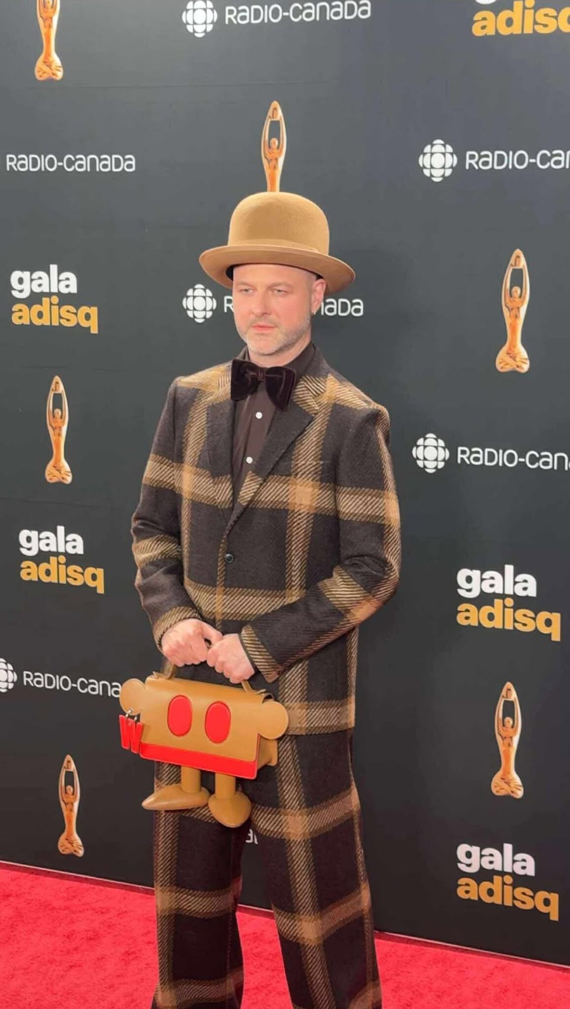 Pierre Lapointe fait réagir avec son look sur le tapis rouge du Gala de l’ADISQ 2025 - Vedette ...