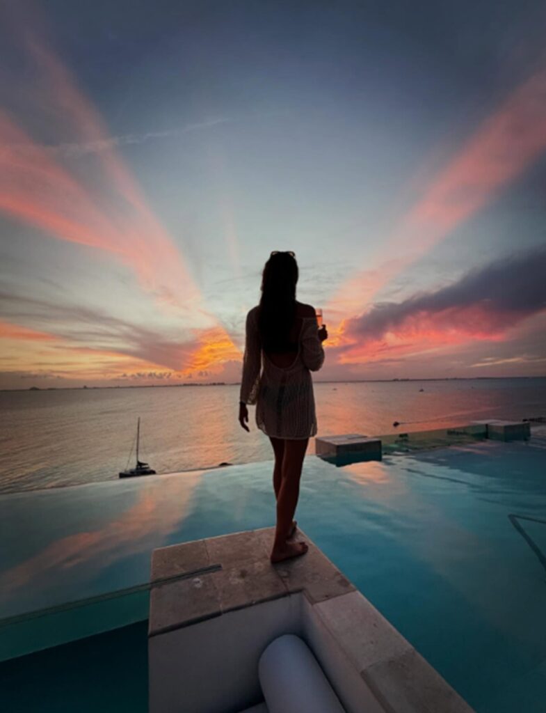 L’animatrice Monic Néron part en voyage avec son nouveau chum connu et ...