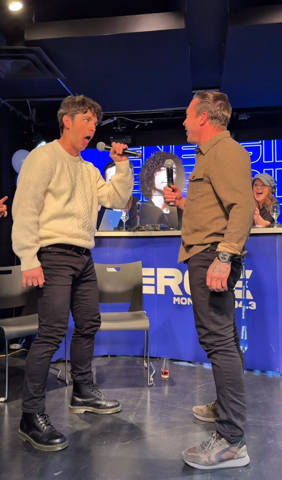 Sébastien Delorme s'est fait hypnotiser en ondes et montre le résultat ...
