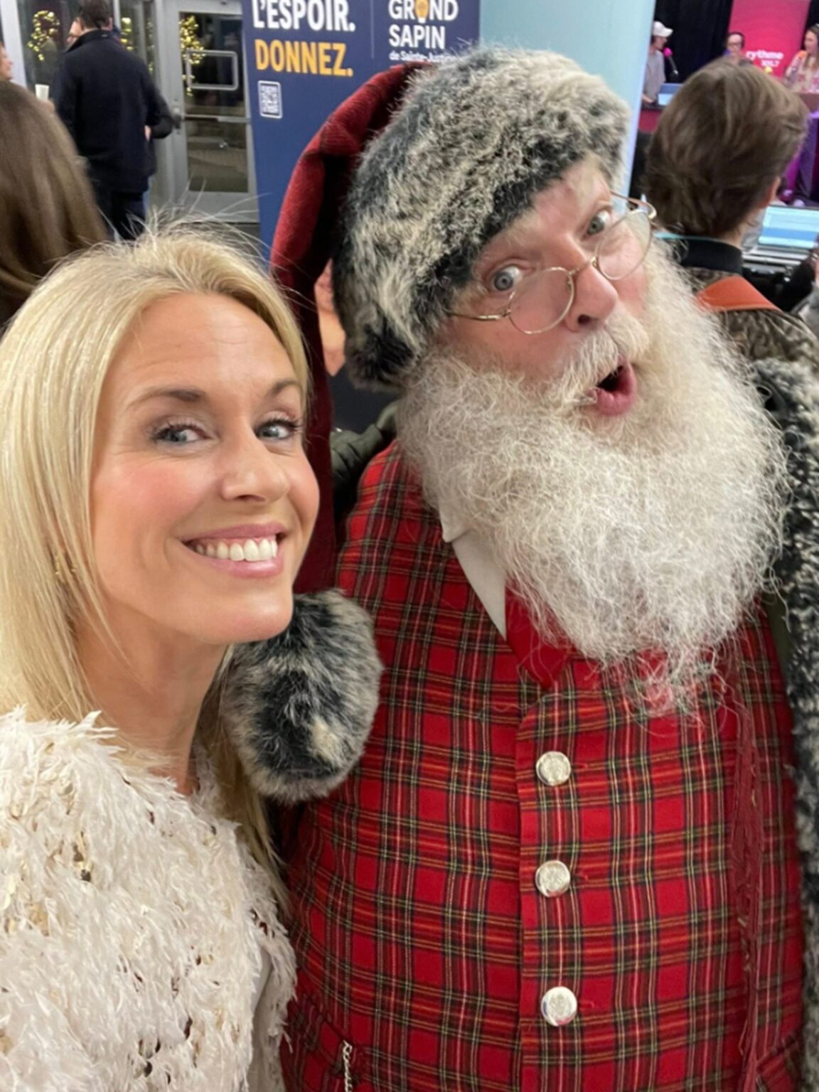 Anouk Meunier prend la pose avec Guy A. Lepage et elle a l'air ...
