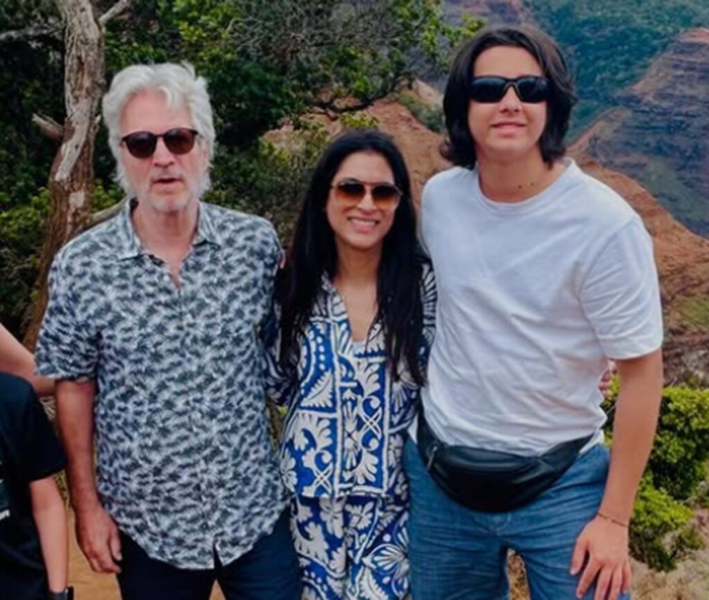 Claude Meunier pose sur une photo de couple avec sa blonde connue ...