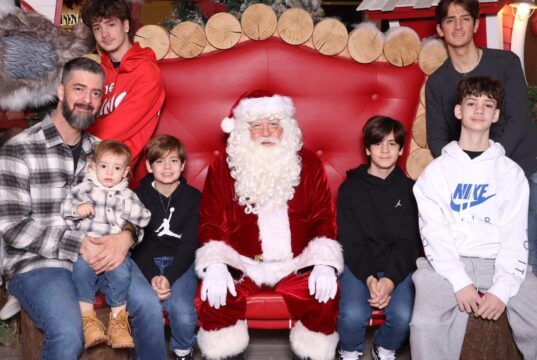 La famille Groulx partage toutes les photos avec le père Noël et ça ...