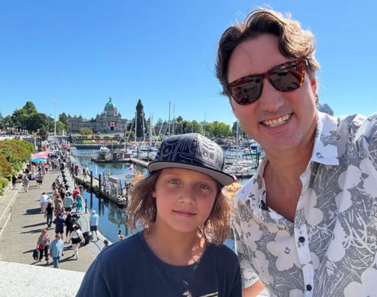 Justin Trudeau publie une rare photo avec ses 2 fils Xavier et Hadrien ...