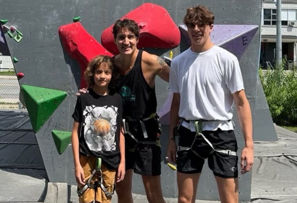 Justin Trudeau publie une rare photo avec ses 2 fils Xavier et Hadrien ...
