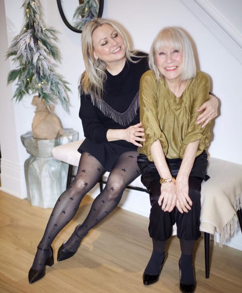Mitsou publie de rares images avec sa maman et elles se ressemblent ...