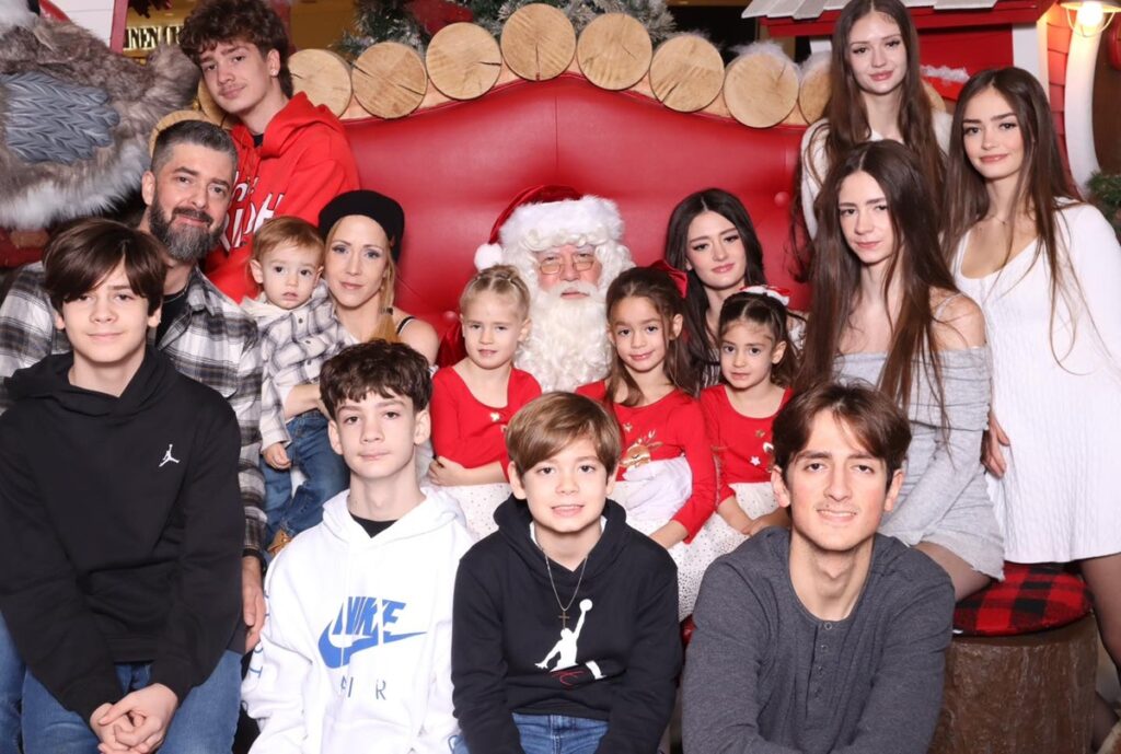 La famille Groulx partage toutes les photos avec le père Noël et ça ...