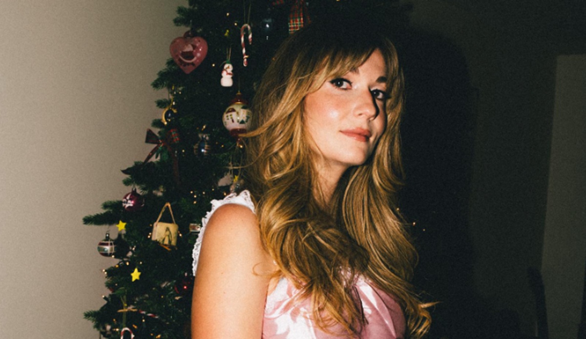Rosalie Vaillancourt annonce qu'elle est enceinte et montre son bedon ...
