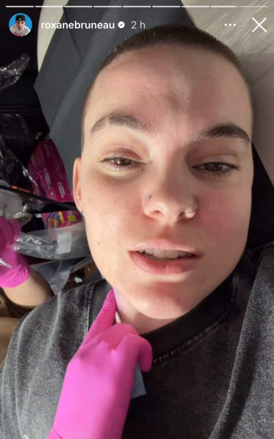 Quelques heures avant Noël, Roxane Bruneau se fait tatouer dans le cou ...