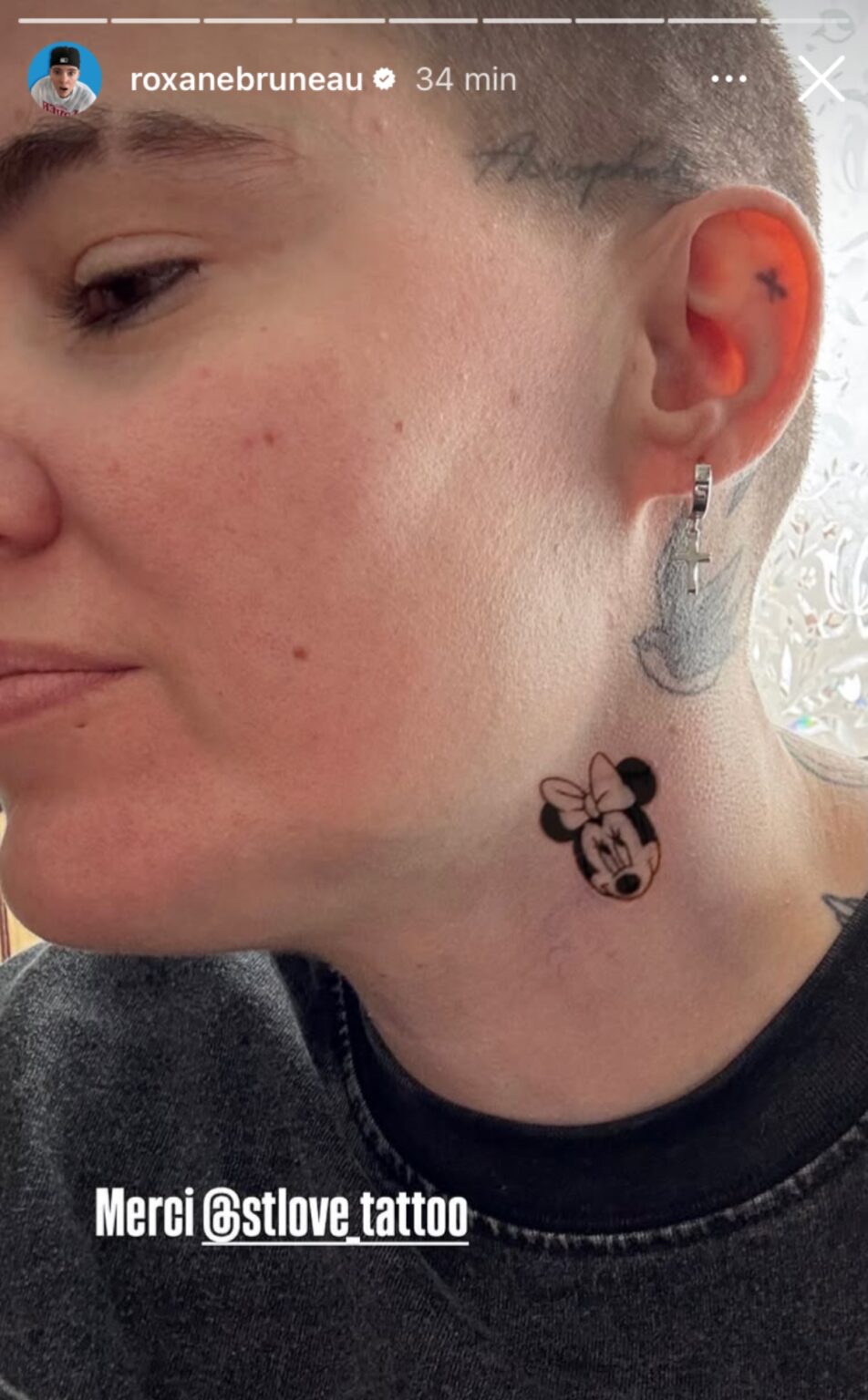 Quelques heures avant Noël, Roxane Bruneau se fait tatouer dans le cou ...