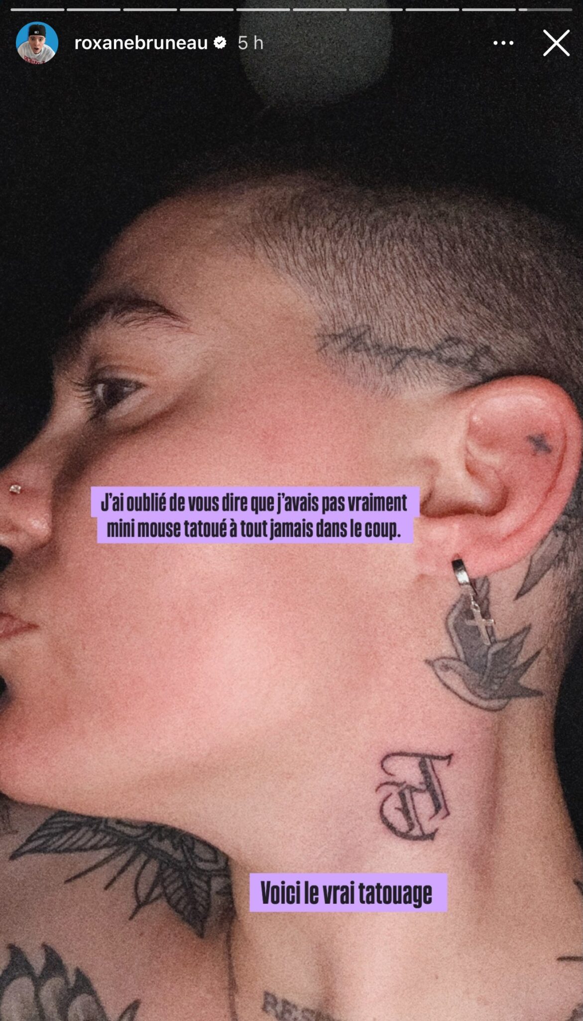 Quelques heures avant Noël, Roxane Bruneau se fait tatouer dans le cou ...