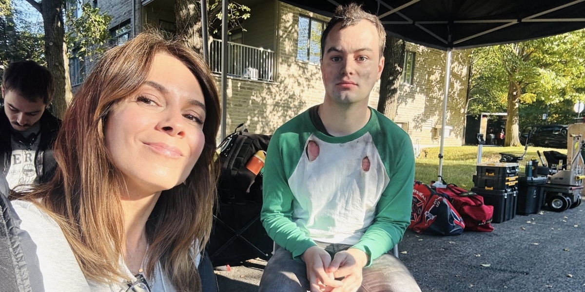 Benjamin Gratton montre le gâteau que Julie Perreault lui a préparé ...