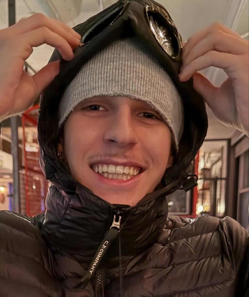 Patrick Lagacé publie de rares photos avec son fils de 20 ans - Vedette ...