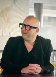 Le designer Daniel Corbin se prend en main et montre sa transformation ...