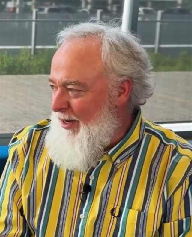 Le look différent de Guy Jodoin à Sucré Salé provoque plusieurs ...