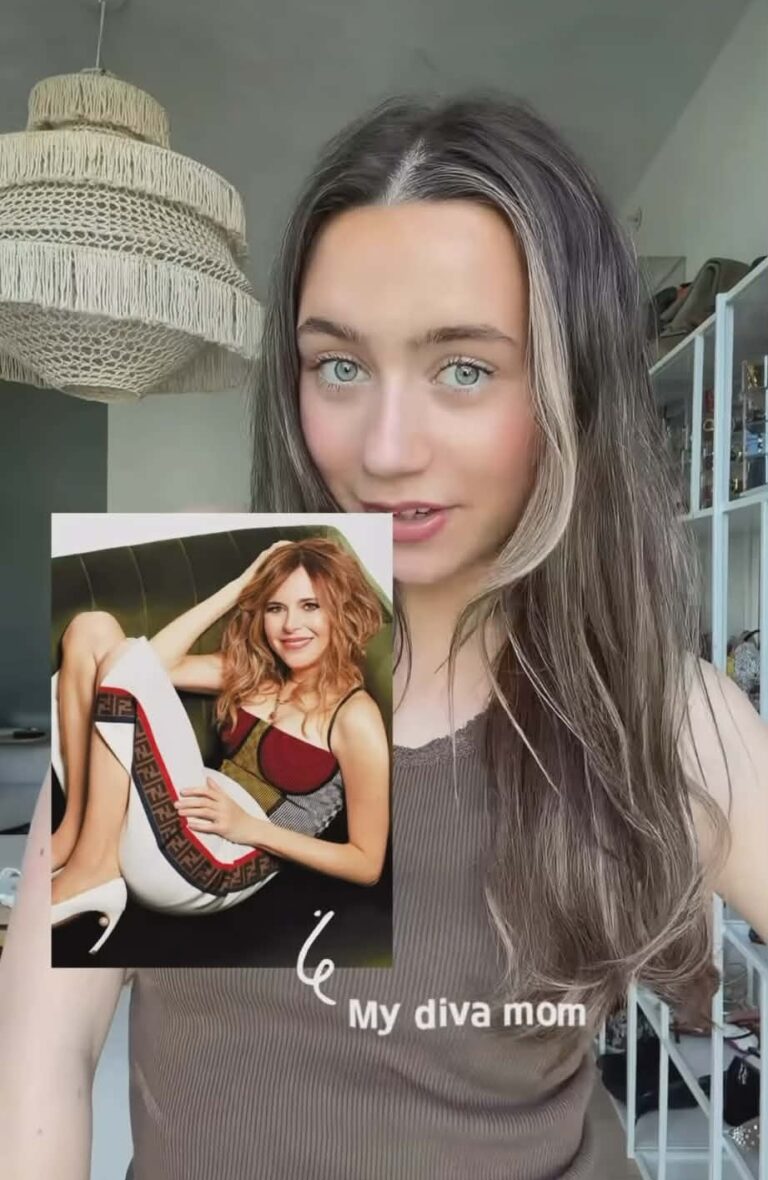 Romy Péladeau-Snyder montre ses looks inspirés de sa mère et c’est ...