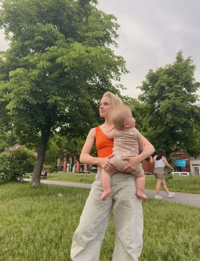 Sarah-Jeanne Labrosse pose en robe rouge avec son chum - Vedette Québec